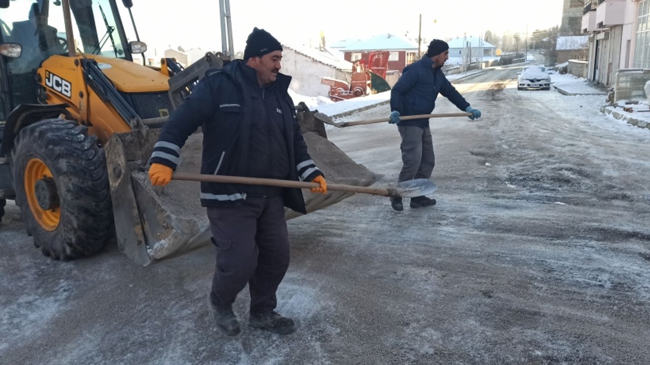 Yeşilyurt Belediyesi buzlanan yollarda tuzlama çalışması yaptı - Hürsöz ...