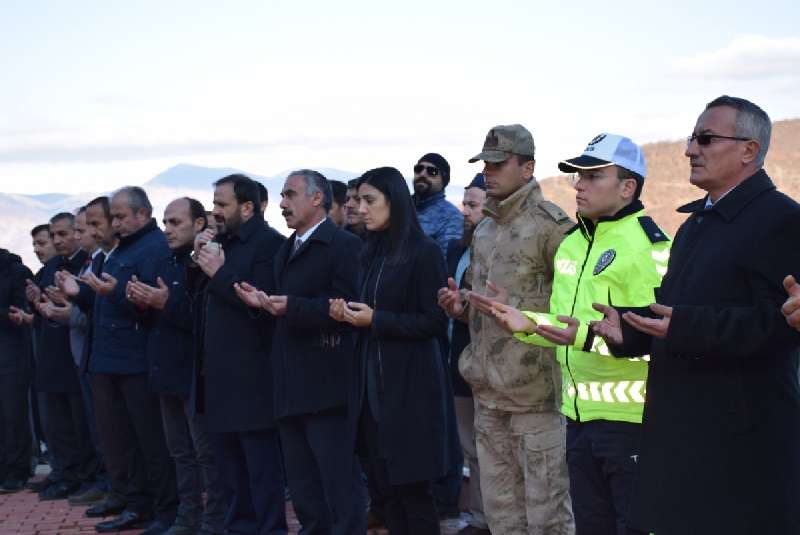 10 yıl önceki terör saldırısında şehit olan 7 askerimiz dualarla anıldı ... 10 yıl önceki terör saldırısında şehit olan 7 askerimiz dualarla anıldı ...