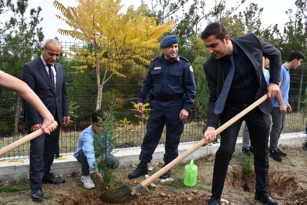 Vezirköprü'de "Cumhuriyetin 100. Yılında 100 Fidan" projesi kapsamında fidan dikimi yapıldı ...