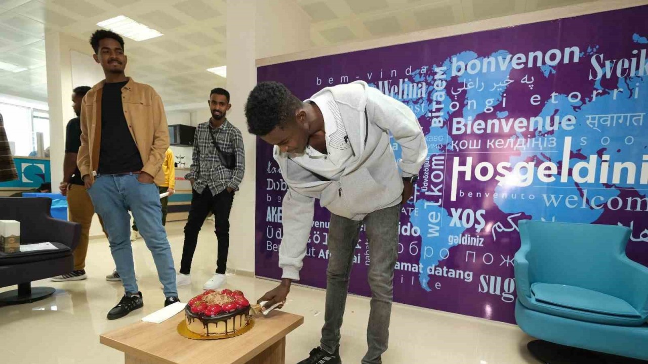 Kaydolan bininci uluslararası öğrenci için pasta kesildi - Hürsöz ...