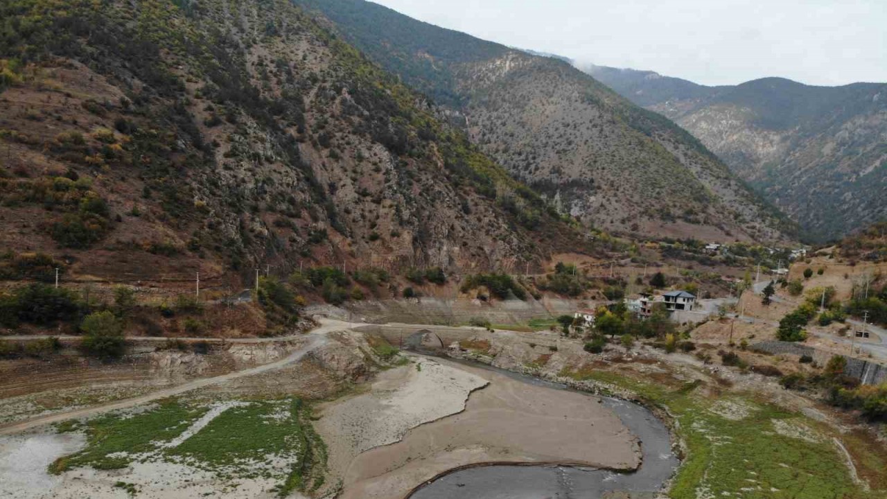 Torul Barajı’nda sular çekildi, tarihi Torul Köprüsü gün yüzüne çıktı ...
