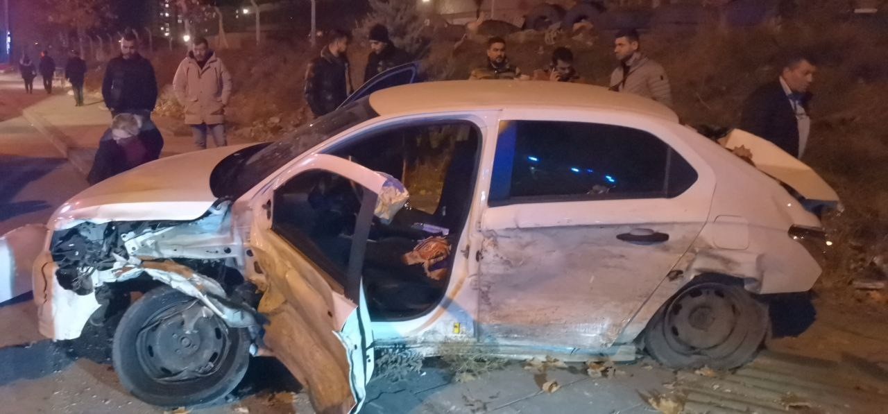 Kayseri’de feci kaza: Araçta sıkışan şoförü ekipler çıkardı - Hürsöz ... Kayseri’de feci kaza: Araçta sıkışan şoförü ekipler çıkardı - Hürsöz ...