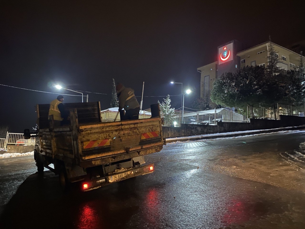 Bartın'da buzlanmaya karşı tuzlama çalışması yapılıyor - Hürsöz Gazetesi