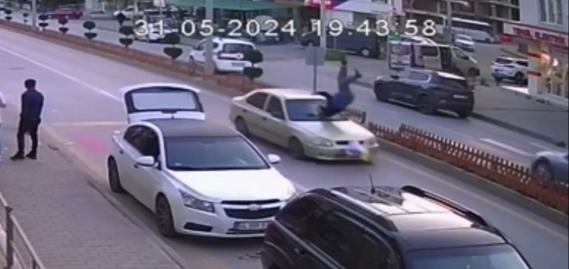 Feci kazada yaşlı adam can verdi: Kaza anı kamerada - Hürsöz Gazetesi