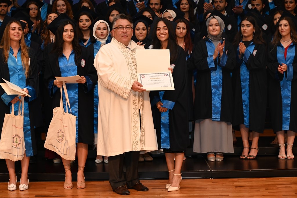 Sağlık Bilimleri Fakültesi mezunları için yemin töreni düzenlendi ... Sağlık Bilimleri Fakültesi mezunları için yemin töreni düzenlendi ...